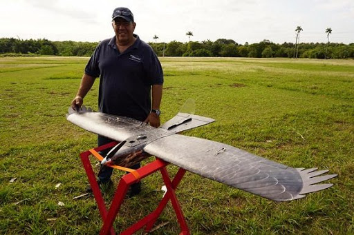 Cubanos crean drones artesanales para espantar aves en el aeropuerto ...